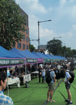 Enter Stage Right, the Crowds!